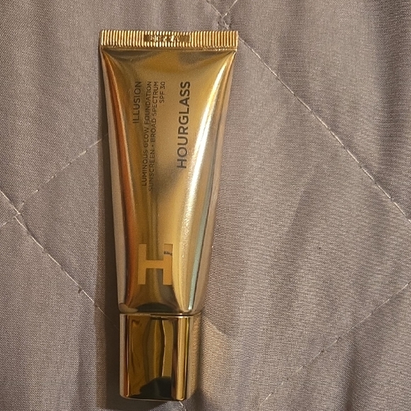 Hourglass | Makeup | Hourglass Illusion Hyaluronic Skin Tint Radiant ...